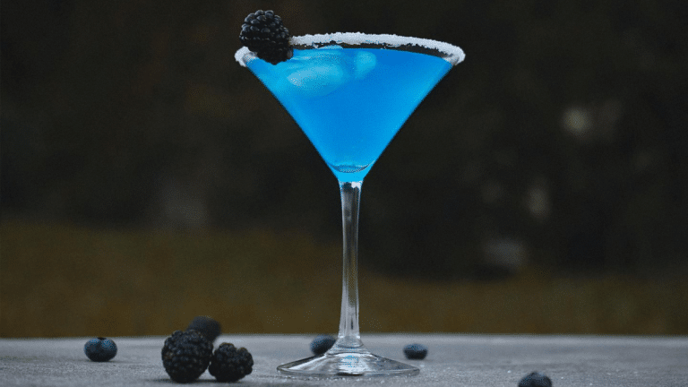 Les cocktails bleus : l'histoire et les meilleures recettes ...
